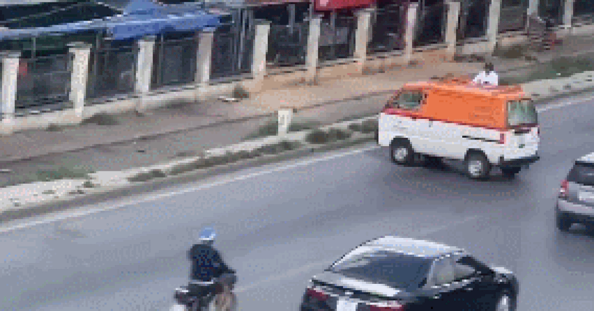 Tài xế xe tải quay đầu gây ùn tắc bức xúc cho người đi đường