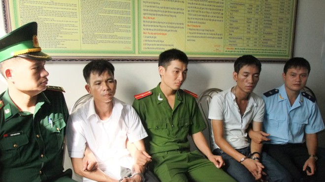 Hai đối tượng mang súng K54 vận chuyển gần 4kg ma túy