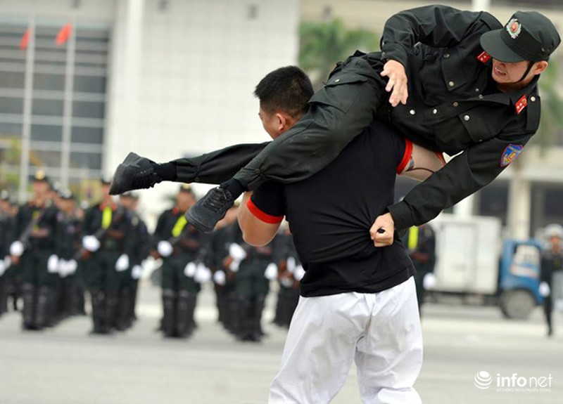 CSCĐ Hà Nội phô diễn lực lượng, xe chiến đấu hiện đại