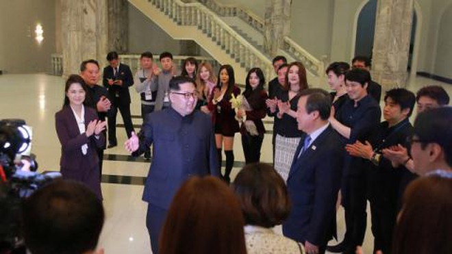 Video: Ông Kim Jong-un vỡ òa cảm xúc, vỗ tay nhiệt liệt trước các ca sĩ ...