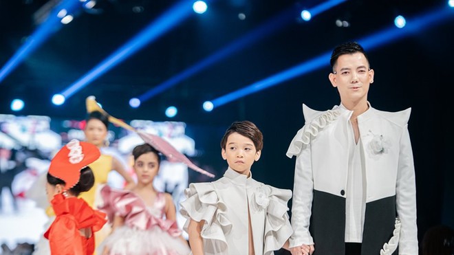 “Chạng vạng”, BST Việt tỏa sáng trên sàn diễn Quốc tế